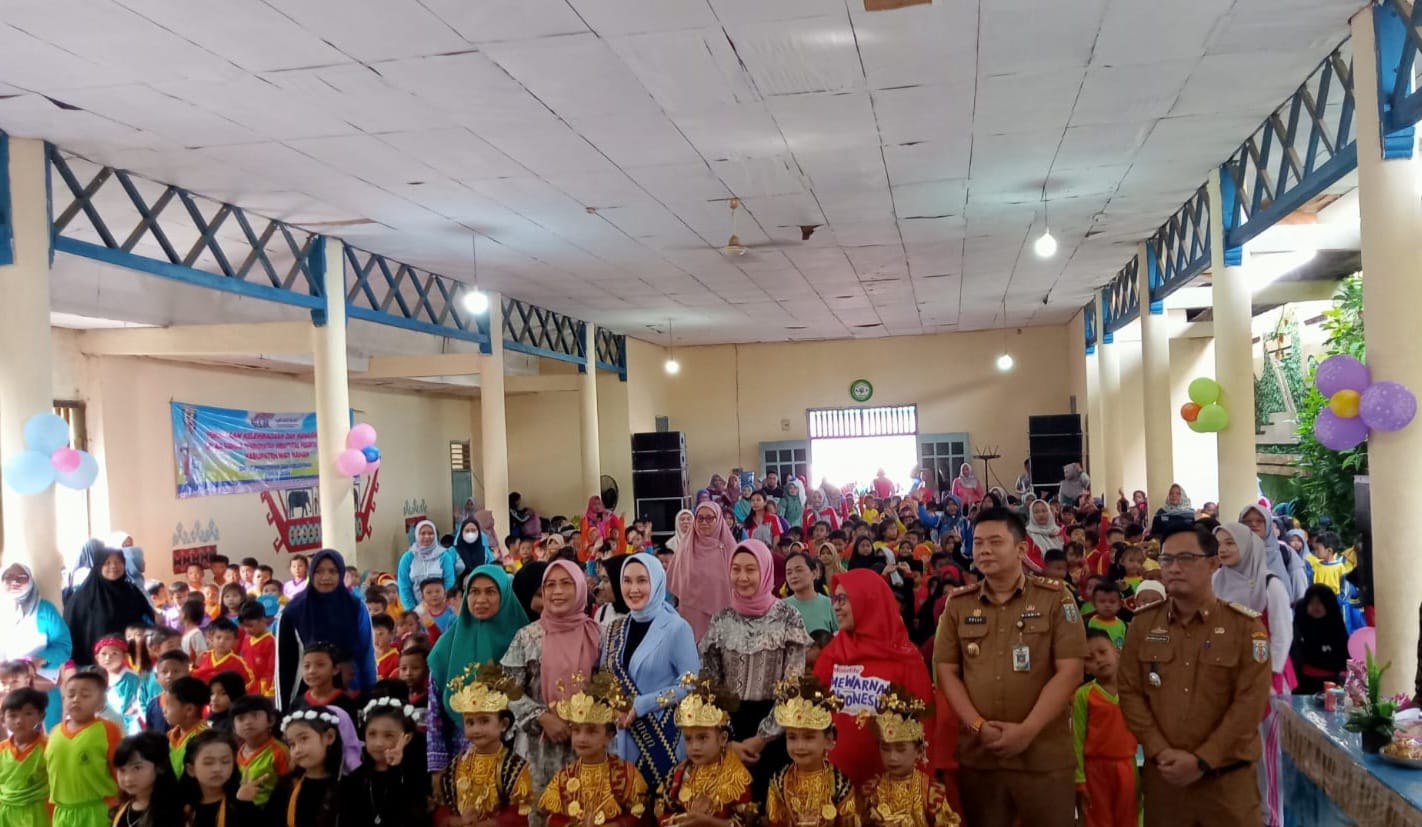 Hj Dessy Afriyanti Adipati Buka Acara Pembinaan Minat dan Kreativitas Siswa Bunda Paud Way Kanan ...