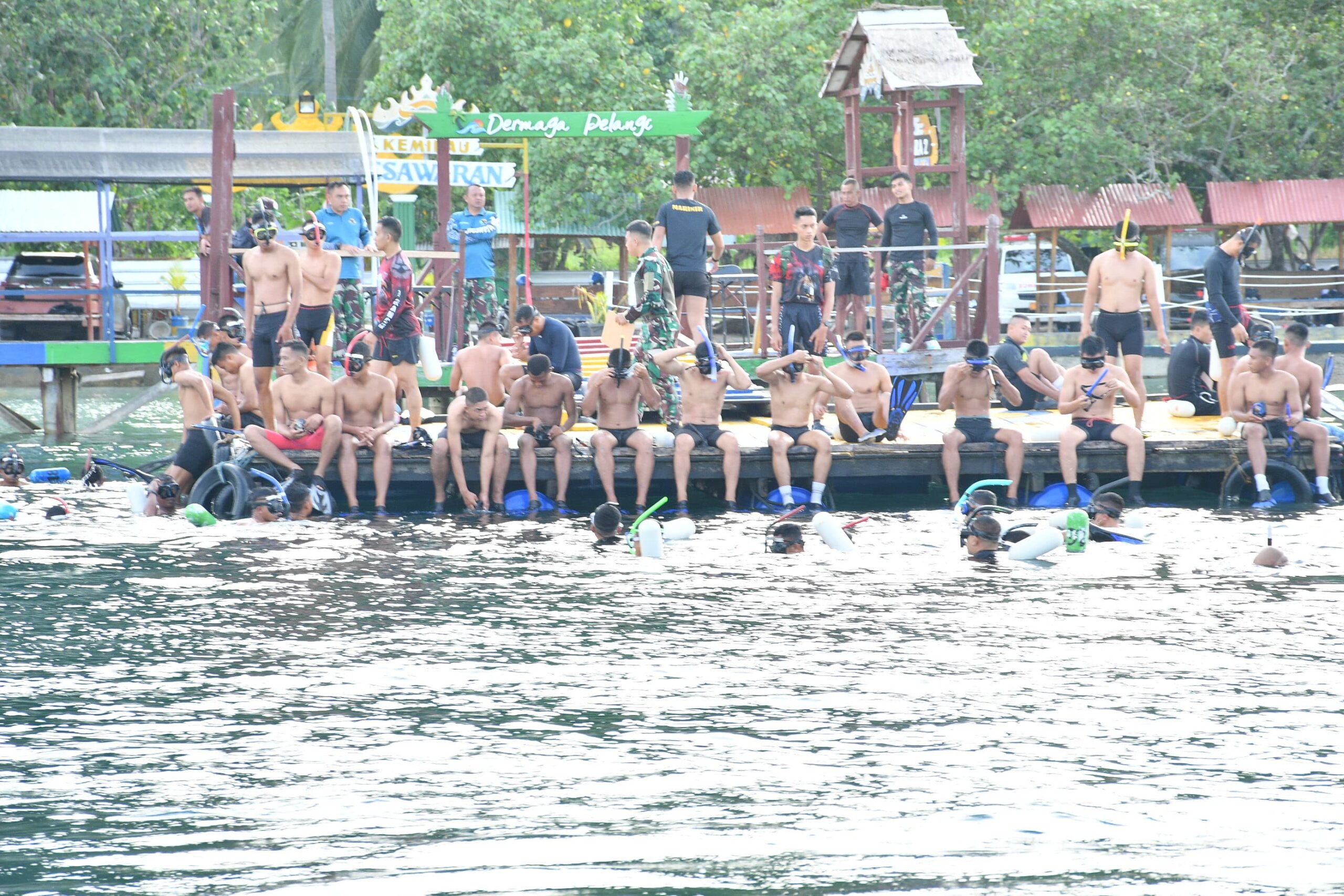 Perwira Brigif 4 Mar/BS Wilayah Lampung melaksanakan Renang Laut Jarak ...