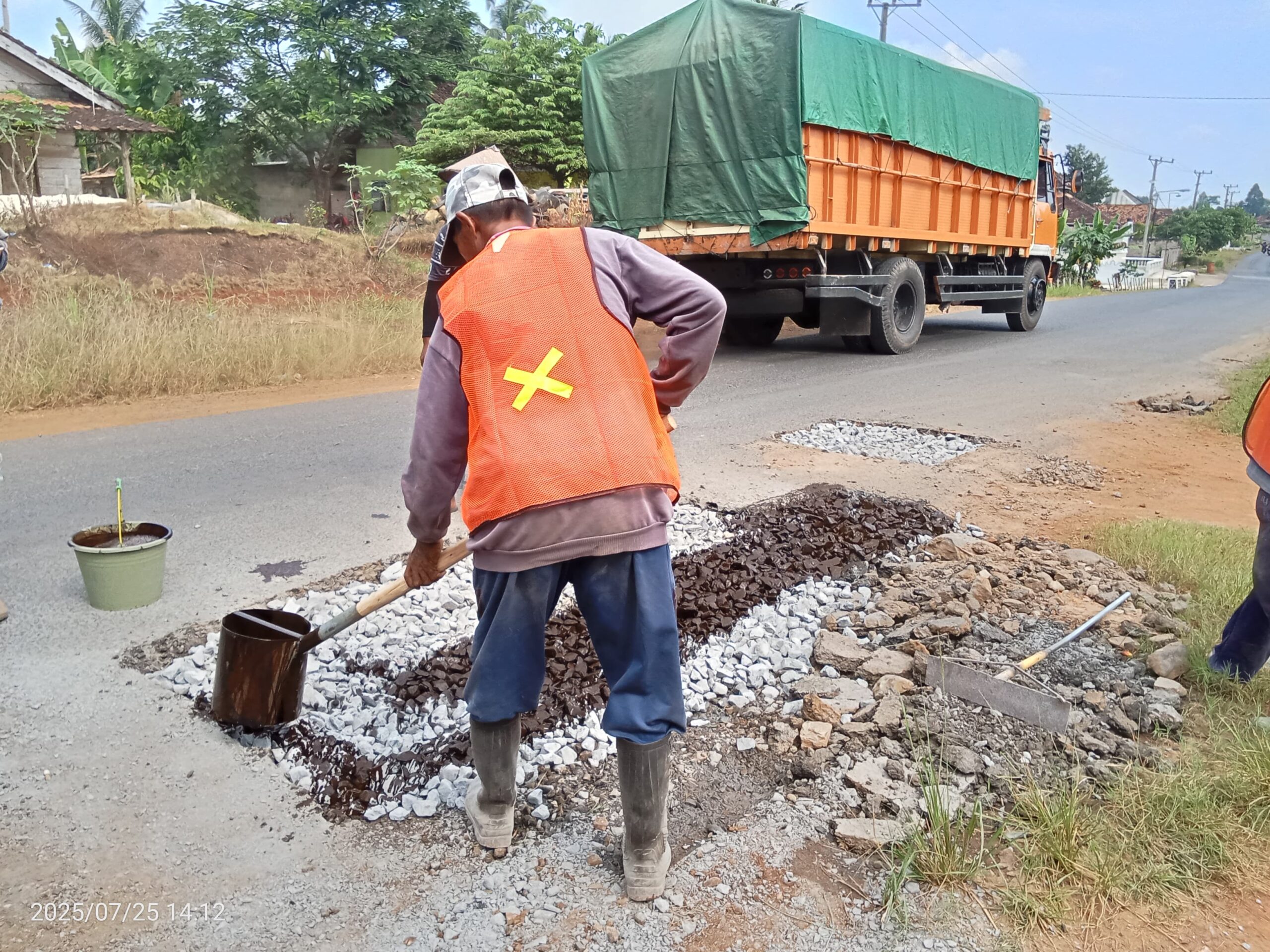 Rehab Jalan Ruas Negeri Tua–Tanjung Harapan Diduga Asal Tambal ...